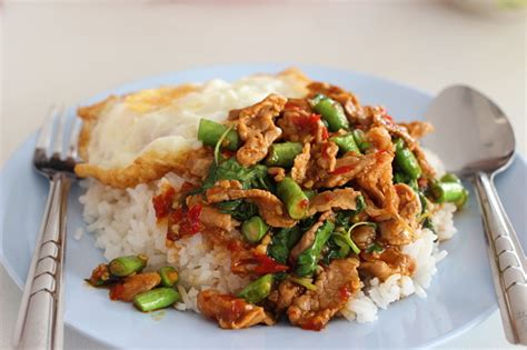 카오 패드 매운 음식 칠리 푸드 돼지고기와 바 질이 있는 태국식 밥 태국 길거리 음식 건강한 식생활에 대한 스톡 사진 및 기타
