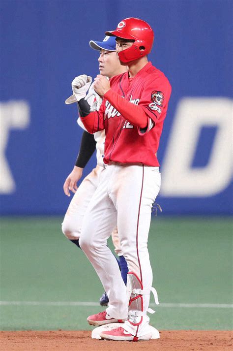 ＜中・広＞5回無死、中村奨はプロ初安打となる左越え二塁打を放ち、二塁上でガッツポーズ（撮影・椎名 航） ― スポニチ Sponichi