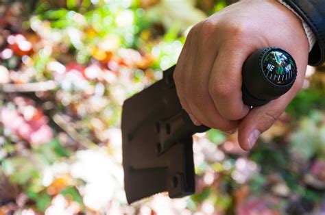 사람의 손으로 숲을 보유 하 고 있는 작은 삽 나침반은 삽 핸들에 위치 해 있습니다 관광의 삽입니다 검색에 대한 스톡 사진 및 기타 이미지 Istock