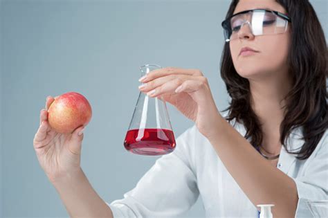 의학 및 연구 아이디어 플라스크에서 애플 표본 및 테스트 액체를 다루는 실험실 여성 직원수평 이미지 20 29세에 대한 스톡