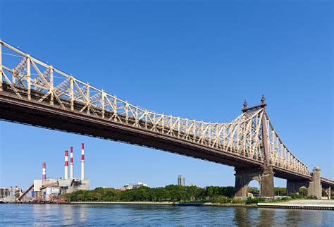에드 코흐 브리지는 이스트 리버를 가로지르는 미드타운 맨해튼과 뉴욕 퀸즈를 연결합니다 0명에 대한 스톡 사진 및 기타 이미지