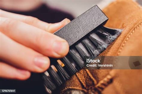 손 청소 남자의 낙타 스웨이드 사막 신발 부츠 브러시와 함께 가죽에 대한 스톡 사진 및 기타 이미지 가죽 끈 남자