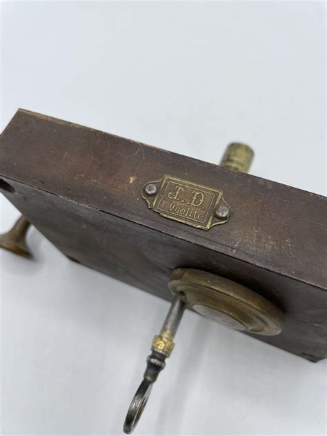 Ancienne grosse serrure de porte en métal JD 1ère qualité et sa clef d