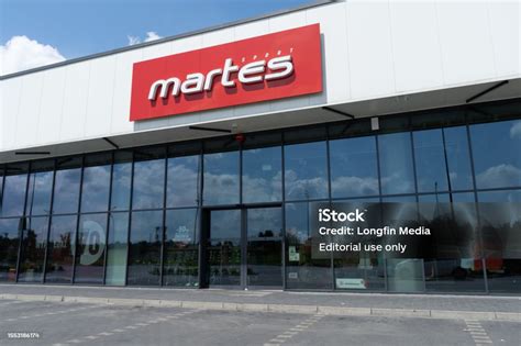 로고 사인이 있는 Martes Sport 매장 폴란드 소매 체인점 브랜드 로고가 있는 스포츠 매장 간판 로고에 대한 스톡 사진