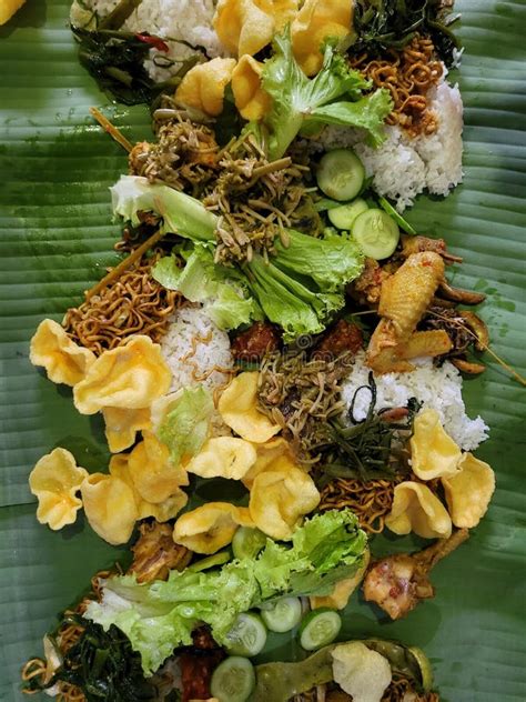 Lunch With Rice Noodles Vegetable Crackers Chili Sauce Using Banana