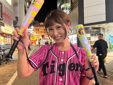 渋谷でも阪神優勝で「六甲おろし」大合唱 20代トラ党女子は「きょうの木浪を一生忘れない」、亡くなった横田慎太郎さんを悼む声も｜newsポスト