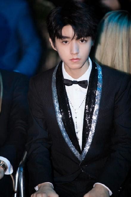 來個九宮格自拍麼畢竟你滴螃蟹全員顏狗美顏一炸全都出來了！ 每日頭條