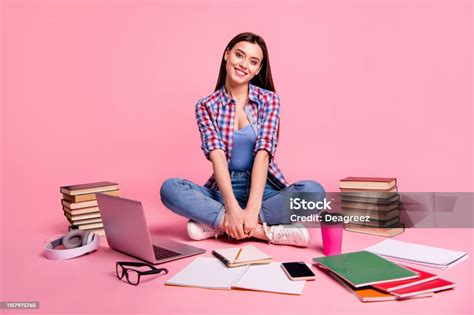 초상화 의 긍정적 인 쾌활한 귀여운 사랑스러운 밀레니얼 느낌 콘텐츠 착용 체크 셔츠 스타일시 격자 무늬 데님 청바지 운동화 고립 된 핑크 배경 갈색 머리에 대한 스톡 사진