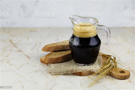 전통적인 러시아 음료 Kvass와 호밀 빵을 곁들인 용기 0명에 대한 스톡 사진 및 기타 이미지 0명 갈색 거친 필름