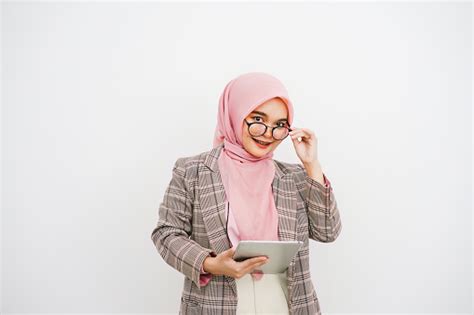행복한 아름 다운 젊은 무슬림 사업가 분홍색 히잡 안경을 쓴 회사 직원 웃고 디지털 태블릿을 들고 흰색 배경 위에 서 있는 초상화 Muslim Ablution에 대한 스톡