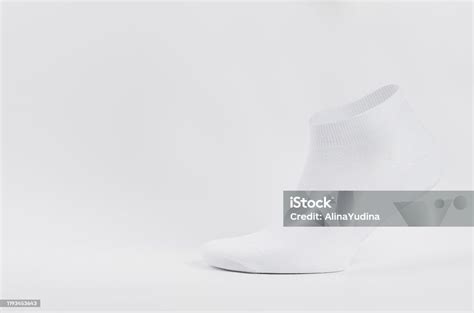 광고 브랜딩 디자인 사이드 뷰 템플릿을 위한 모형으로 흰색 배경에 보이지 않는 발에 빈 흰색 면 짧은 양말 0명에 대한 스톡