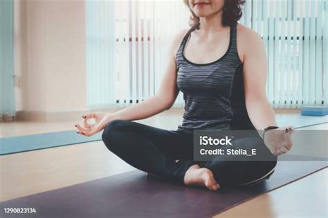 여자 요가 연습 운동 S 실내 스튜디오에서 요가 레슨을 연습 하는 스포티 한 여성 영웅 포즈를 하 고 휴식 호흡 명상 운동 하