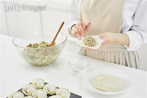 가정주방 주방 음식재료 음식 요리하기 음식준비 레시피 만두 한식 이미지 Jv11974070 게티이미지뱅크