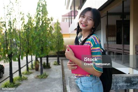 Shool 소녀는 캠퍼스에 서 있는 백팩과 함께 책을 들고 있습니다 가방에 대한 스톡 사진 및 기타 이미지 가방 공부