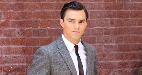 Kristen Stewart verführt Nicholas Hoult mit einer Biene myheimat de