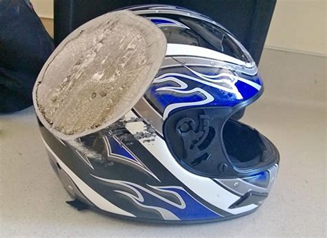 【閲覧注意】バイク事故。吹き飛ばされたヘルメットに、まだ顔が入っている ポッカキットポッカキット