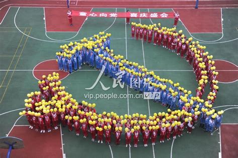 南昌巨型党徽图案喜庆十八大胜利召开 人民图片网