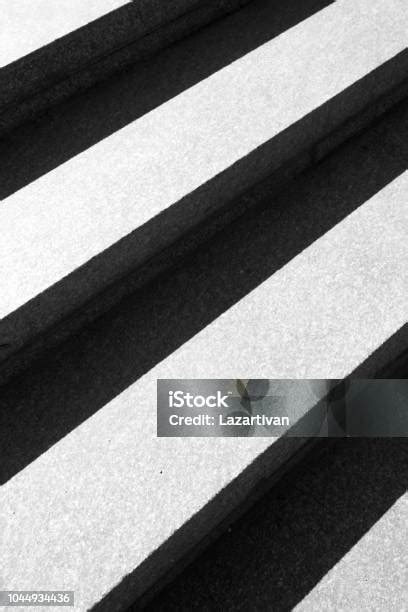 계단 자국 닫습니다 미니 멀 스타일에 흑백 배경입니다 빛과 그림자의 대칭 라인입니다 추상적인 배경 0명에 대한 스톡 사진 및 기타 이미지 Istock