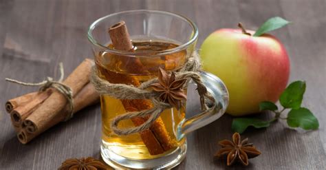 طرز تهیه دمنوش آرام بخش اعصاب و روان با سیب و دارچین گام به گام