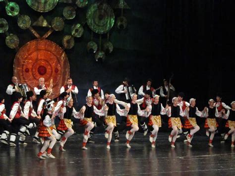 ФТТ Найден Киров Русе Детският ансамбъл при ФТТ „Найден Киров” развълнува русенската