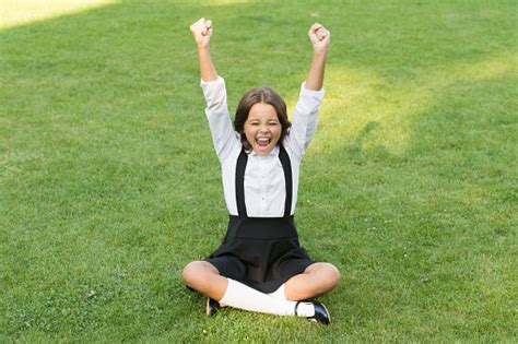 학교로 돌아갑니다 행복한 아이들의 날 어린 소녀는 성공을 축하합니다 아이들을위한 패션 봄 화창한 날 마침내 휴가 시간 쾌활한 여학생은 녹색 잔디에서 휴식을 취합니다 유니폼을