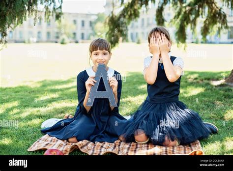Portrait De Deux Belles écolières à Lécole De Fond Adieu Bell Jour