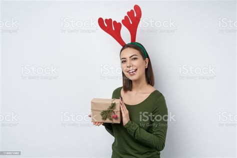 전나무 의 가지와 공예 종이에 싸여 선물 상자를 들고 행복한 소녀 12월에 대한 스톡 사진 및 기타 이미지 12월 갈색