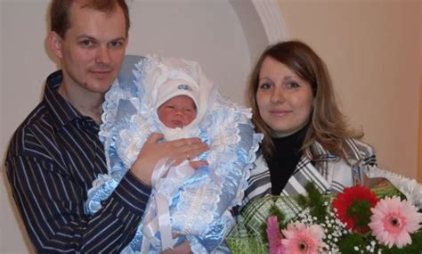 Родичі зустрічали мене біля Nологового будинkу у святковому настрої