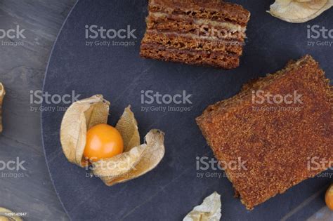 Physalis 또는 중국 제등 식물과 단풍 나무 자연 다채로운 가을 장식 Physalis 열매는 어두운 오래된 배경에 흩어져