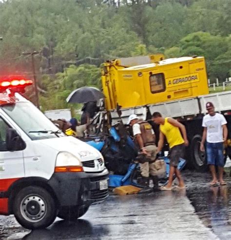 Candeias Caminhão fica destruído após colidir outro na BA 522