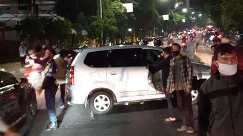 Mobil Tabrak Separator Busway Di Dekat Kampus Ukrida Polisi Sopir