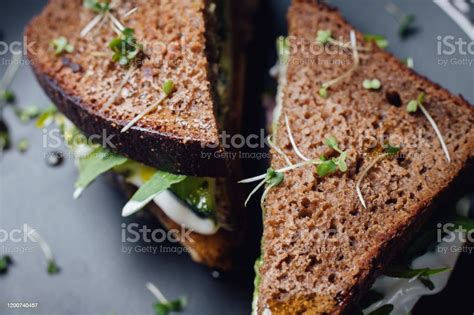 통곡물 빵 오이 달걀 흰자 무 완두콩을 접시에 담는 슈퍼푸드 샌드위치 검은 색 배경에 격리 닫기 상단보기 0명에 대한 스톡 사진