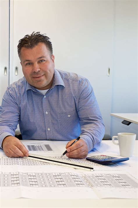Ronald Stuijt De Lijntjes Zijn Kort En De Sfeer Informeel” De Nijs