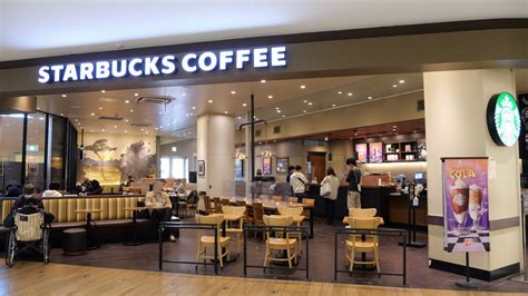 スタバでコーラ味のフラペチーノにホイップクリームとチェリーを添えた「スターバックス コーラ フラペチーノ」などレトロアメリカンな新メニュー2種
