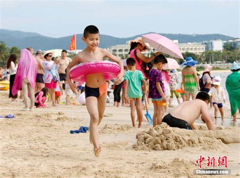 싼야 해변 한파 오기 전 해수욕 즐기는 사람들로 북적