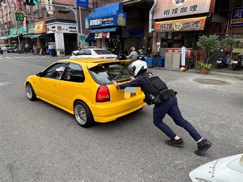經典「神車」莫名顧路 幸警主動協助解僵局