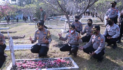 HUT Ke 74 Bhayangkara Kapolres Majalengka Ziarah Ke Taman Makam
