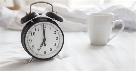 일어나 바로 커피 실수 더 부추겨최소 이 시간 지나 마셔라