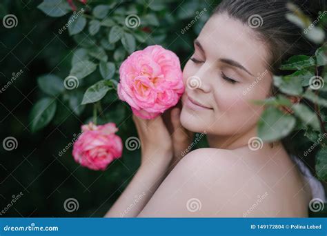 Fim Bonito Novo Do Retrato Da Mulher Acima Com A Pele Perfeita Que