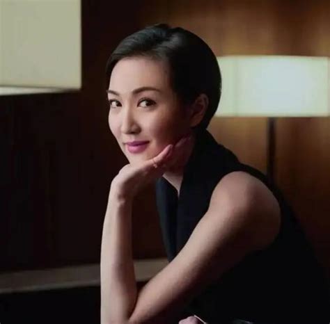 港媒曝霍启刚妹妹霍思纬结婚生子，全家合照疑曝光，老公长相普通