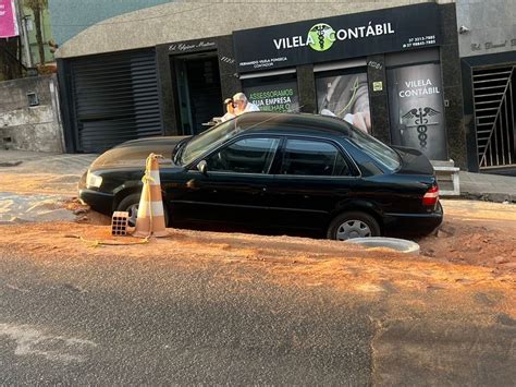 Carro Cai Em Buraco De Obra Da Prefeitura Após Motorista Ter Visão