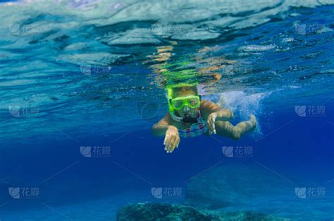 浮潜的水下女孩
