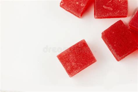 白色背景中的红色果酱 库存图片 图片 包括有 水晶 糖煮 片式 新鲜 混合药剂 水果 五颜六色 185725241