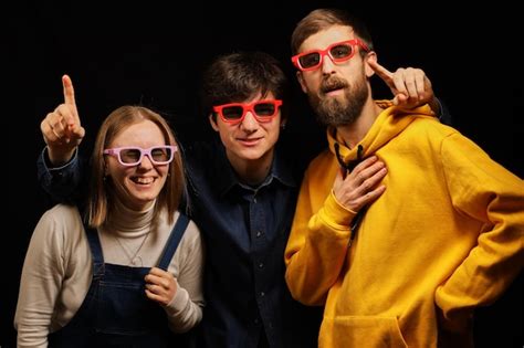 Dois Caras E Uma Garota Em Um Cinema Assistem Emocionalmente A Um Filme