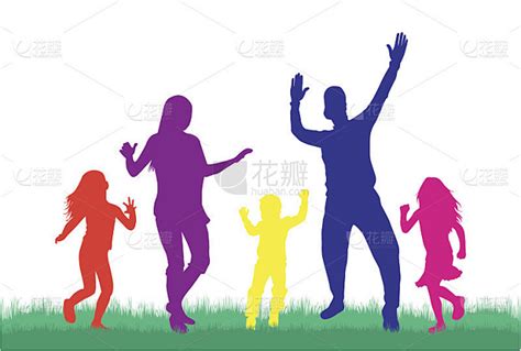 大自然中的家庭剪影。