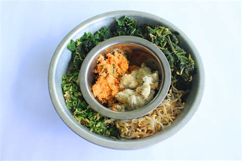 Gudangan Nasi Tumpang 인도네시아의 전통 샐러드 음식 양배추 시금치 콩나물 땅콩 소스를 곁들인 긴 콩 강판