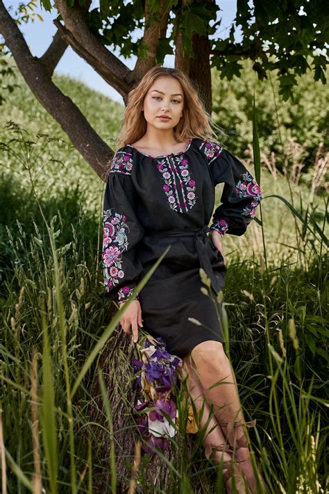 Чорне лляне плаття з вишивкою довге арт 4506