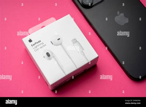 New Iphone 14 Pro Max And Apple Earpods Airpods White Earphones For