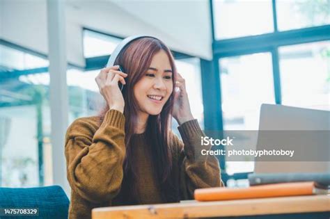 Siswa Muda Yang Mengenakan Headphone Belajar Online Pembelajaran Jarak