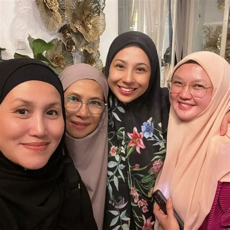 Sopan And Lembut Je Orangnya Aida Khalida Cantik Semula Jadi Usia Lewat 60an